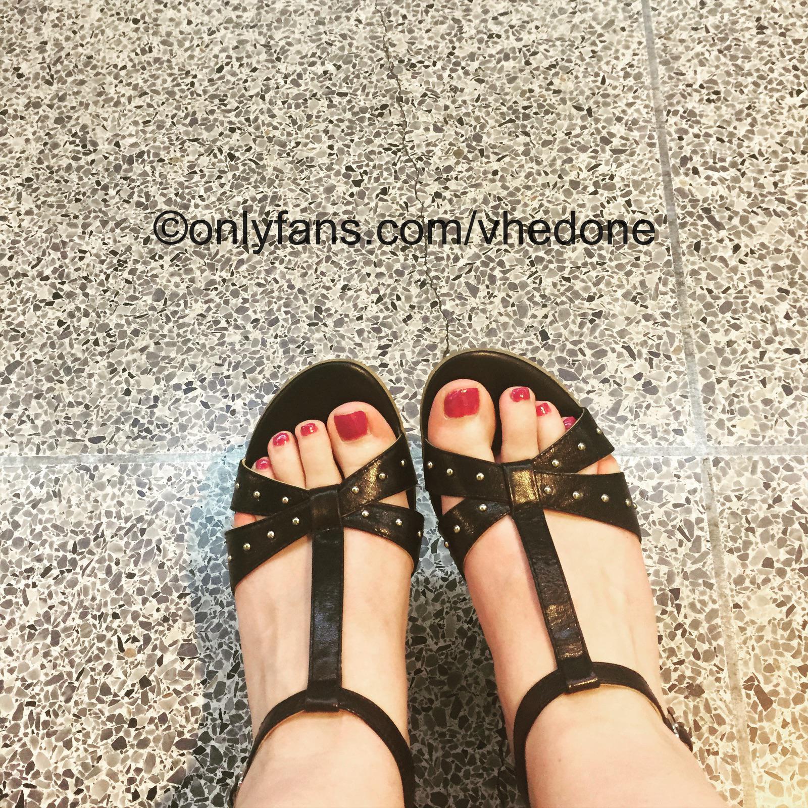 Worship my feet and shoes | Scrolller