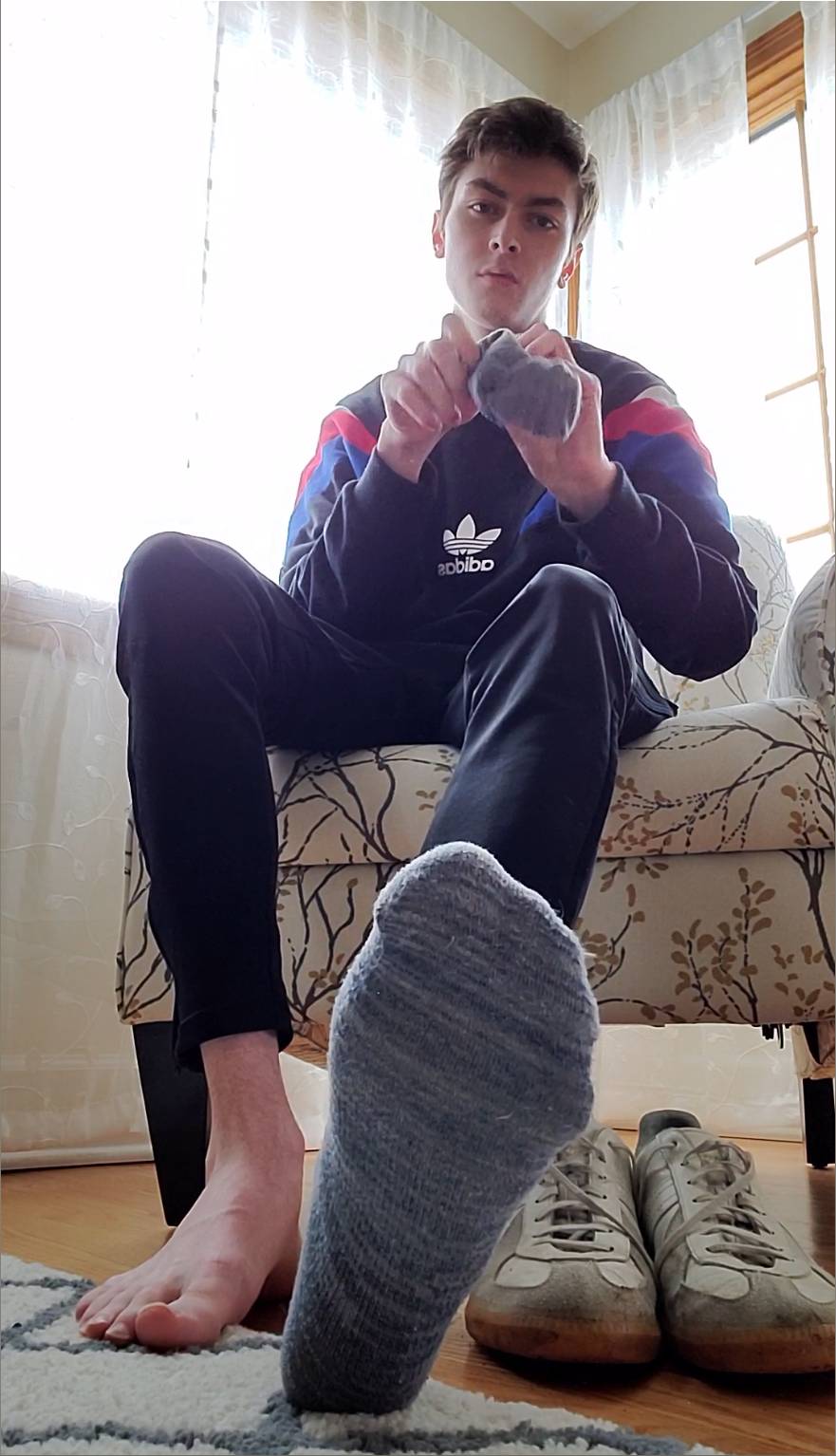 Worship my feet while I get dressed | Scrolller