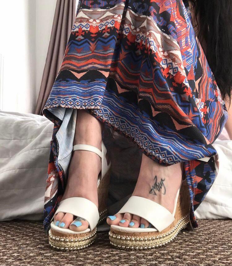 Worship my perfect toes | Scrolller