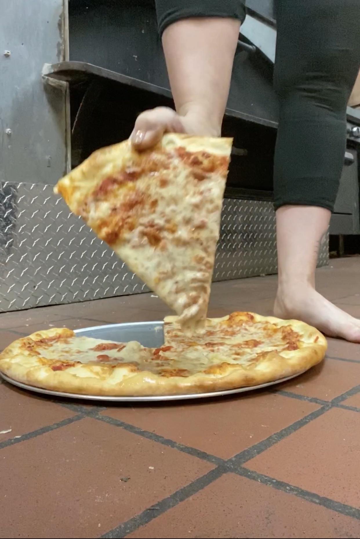 Would anyone like a slice of pizza? 23 [F] 🍕 🇮🇹 | Scrolller