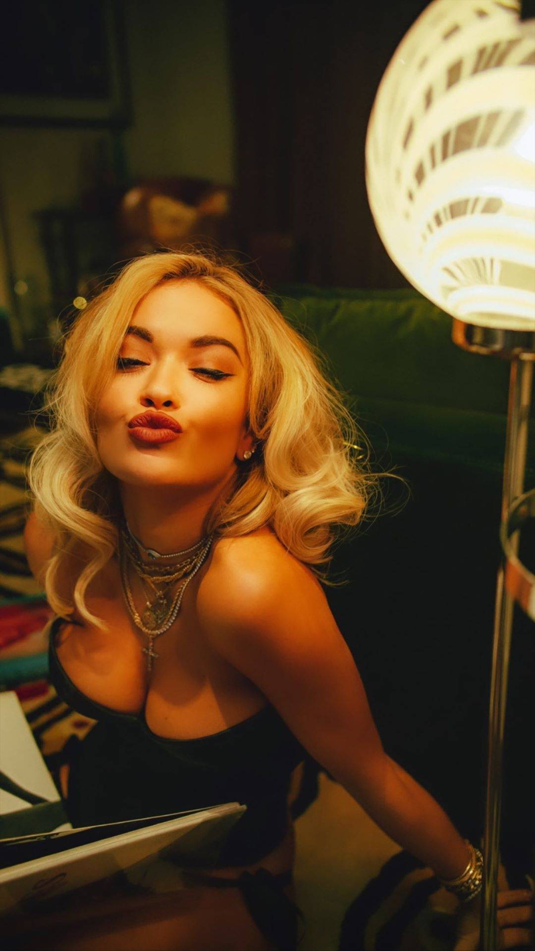 Would you accept the kiss ? | Scrolller