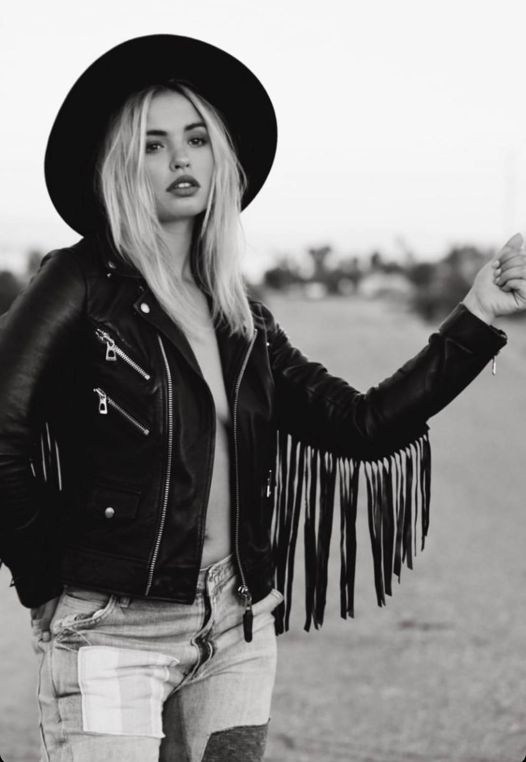 Would you class this as sideboob or cleavage? | Scrolller