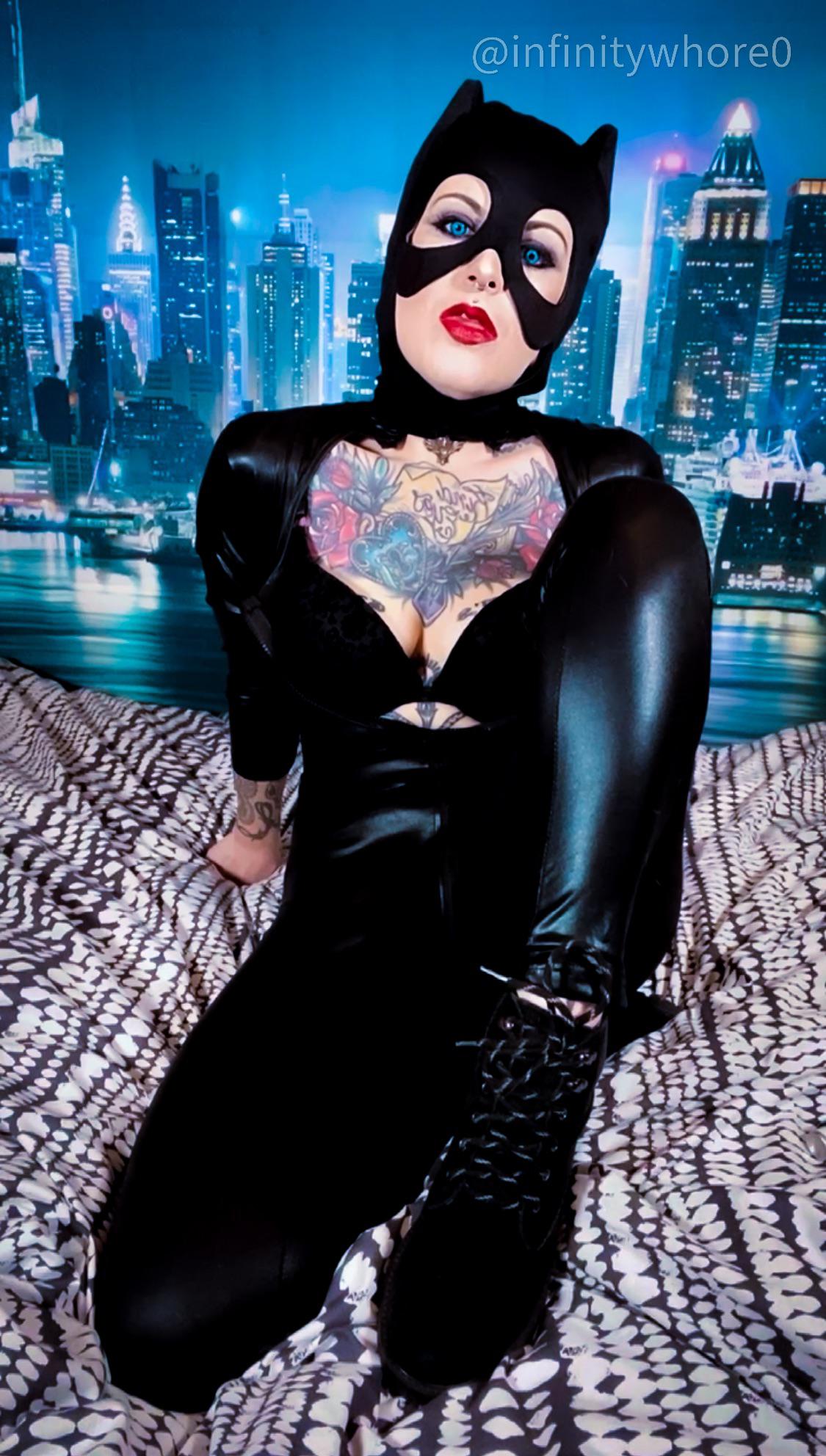 Would you like to get to know Selina Kyle? Cosplay by InfinityWh0re | Scrolller