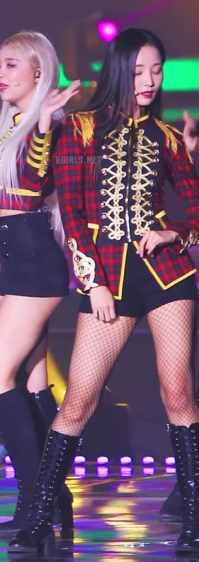 Yeonwoo Hyebin booty - momoland-181225-7 | Scrolller