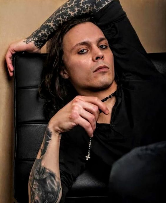 You really can't go wrong with a nice pic of Ville Valo | Scrolller