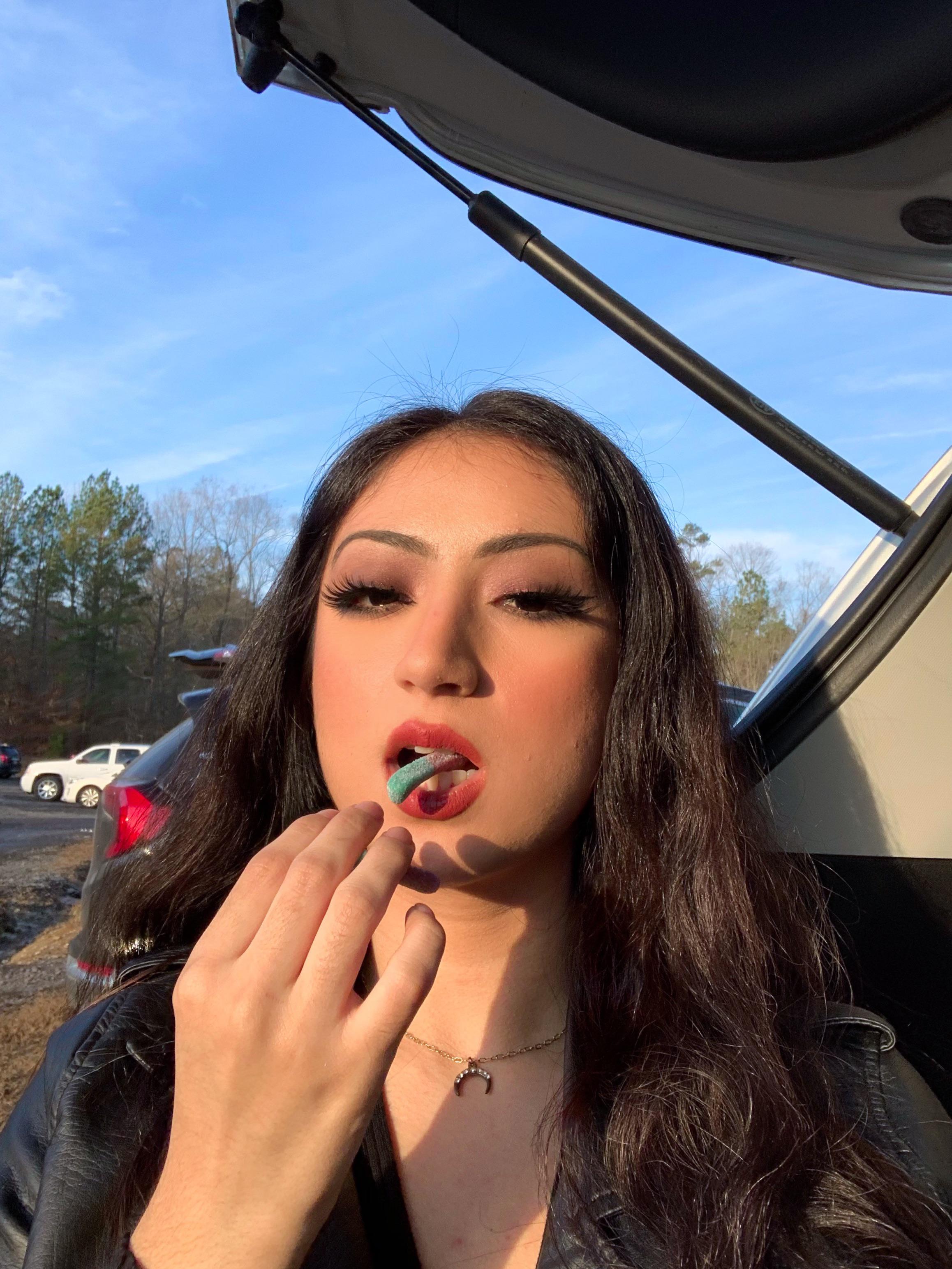 your favorite gótica culona 🖤 | Scrolller