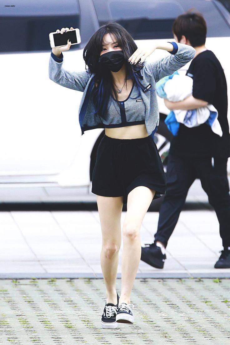 Yuju just walking | Scrolller