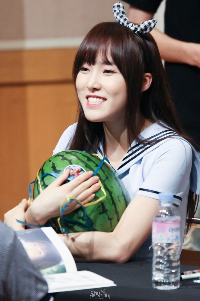 Yuju protecting her precious watermelon | Scrolller