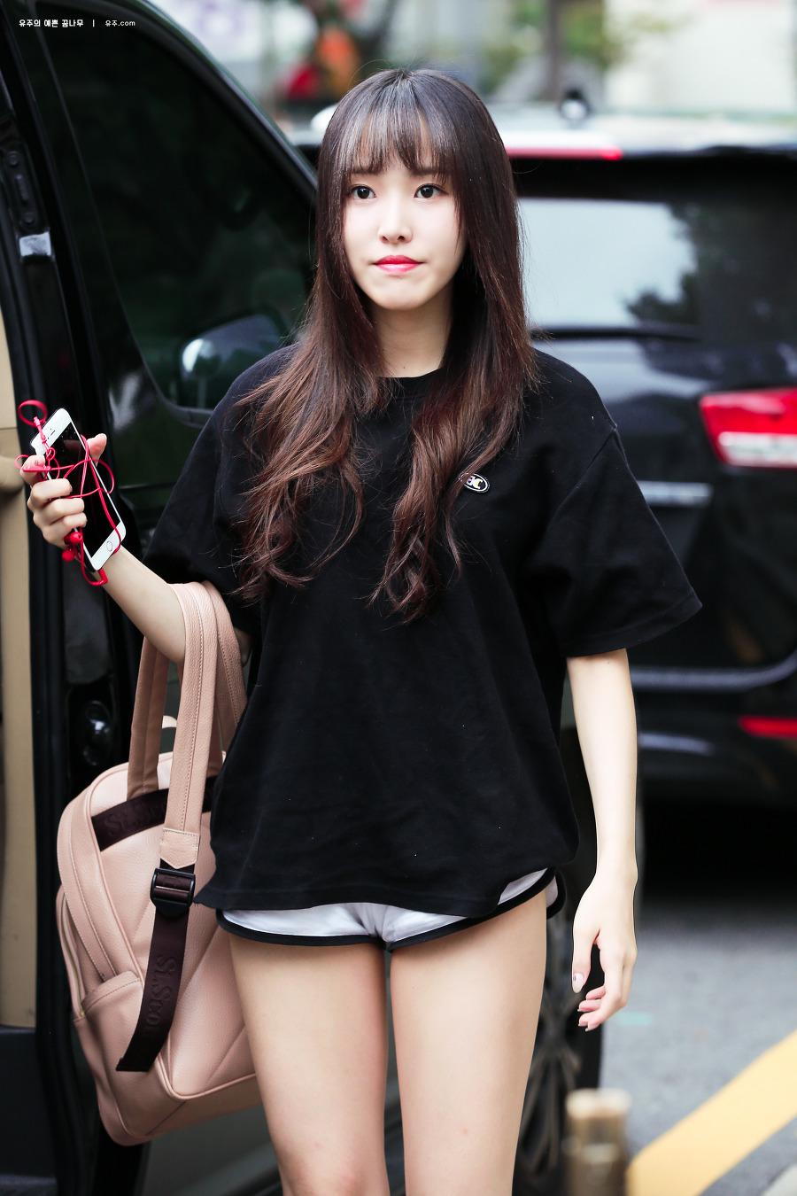 Yuju, quietly existing! | Scrolller