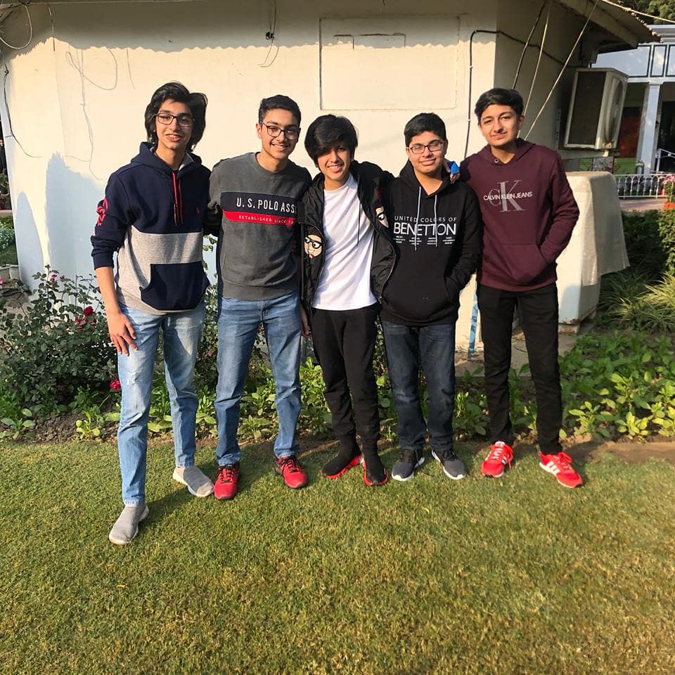 [15M] which one of us is the most attractive | Scrolller