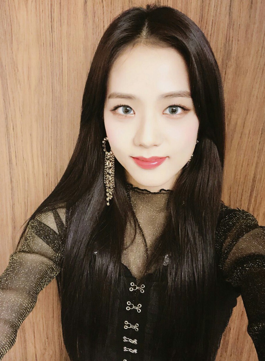 180422 Jisoo | Scrolller