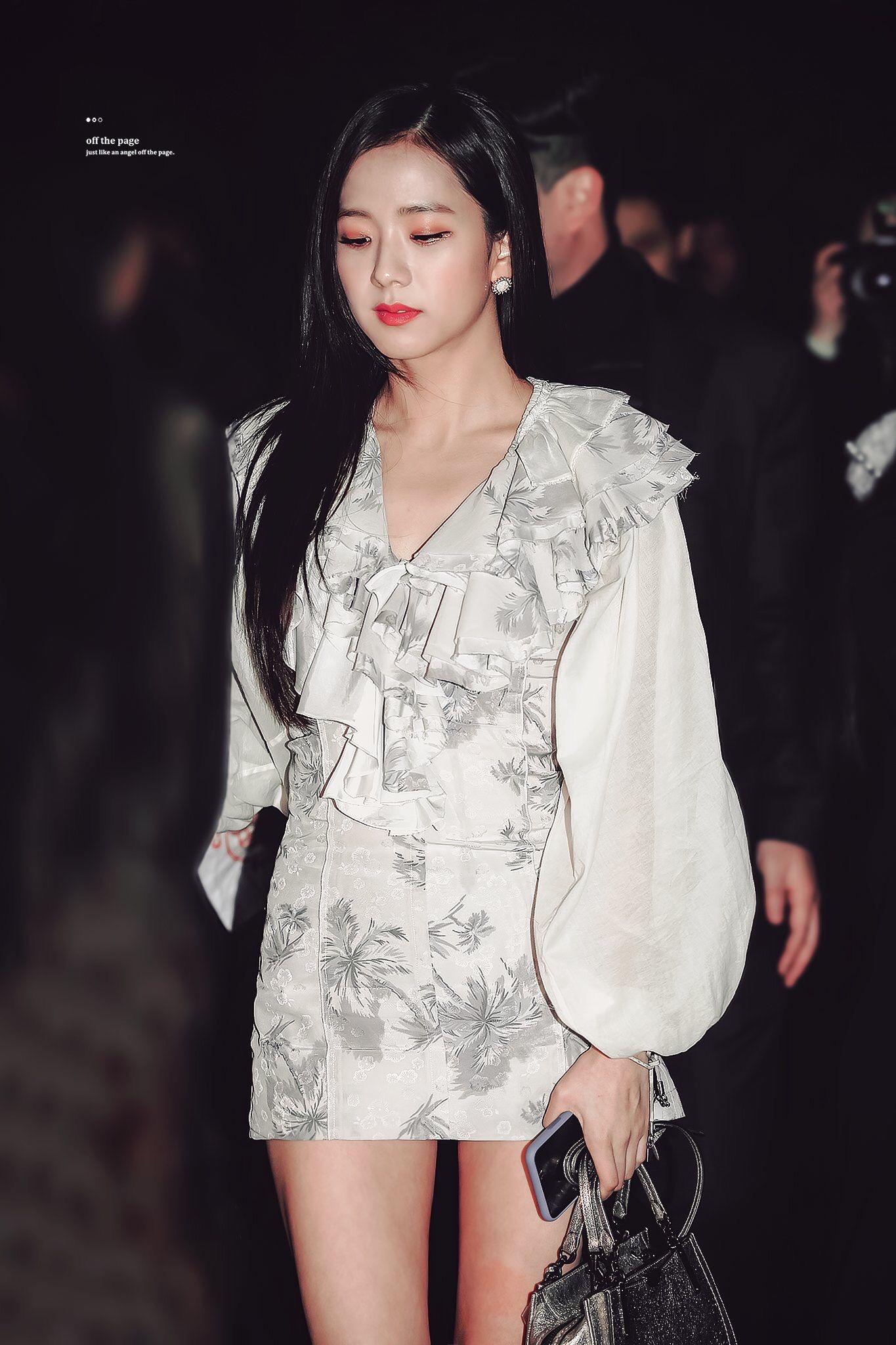 181208 Jisoo | Scrolller