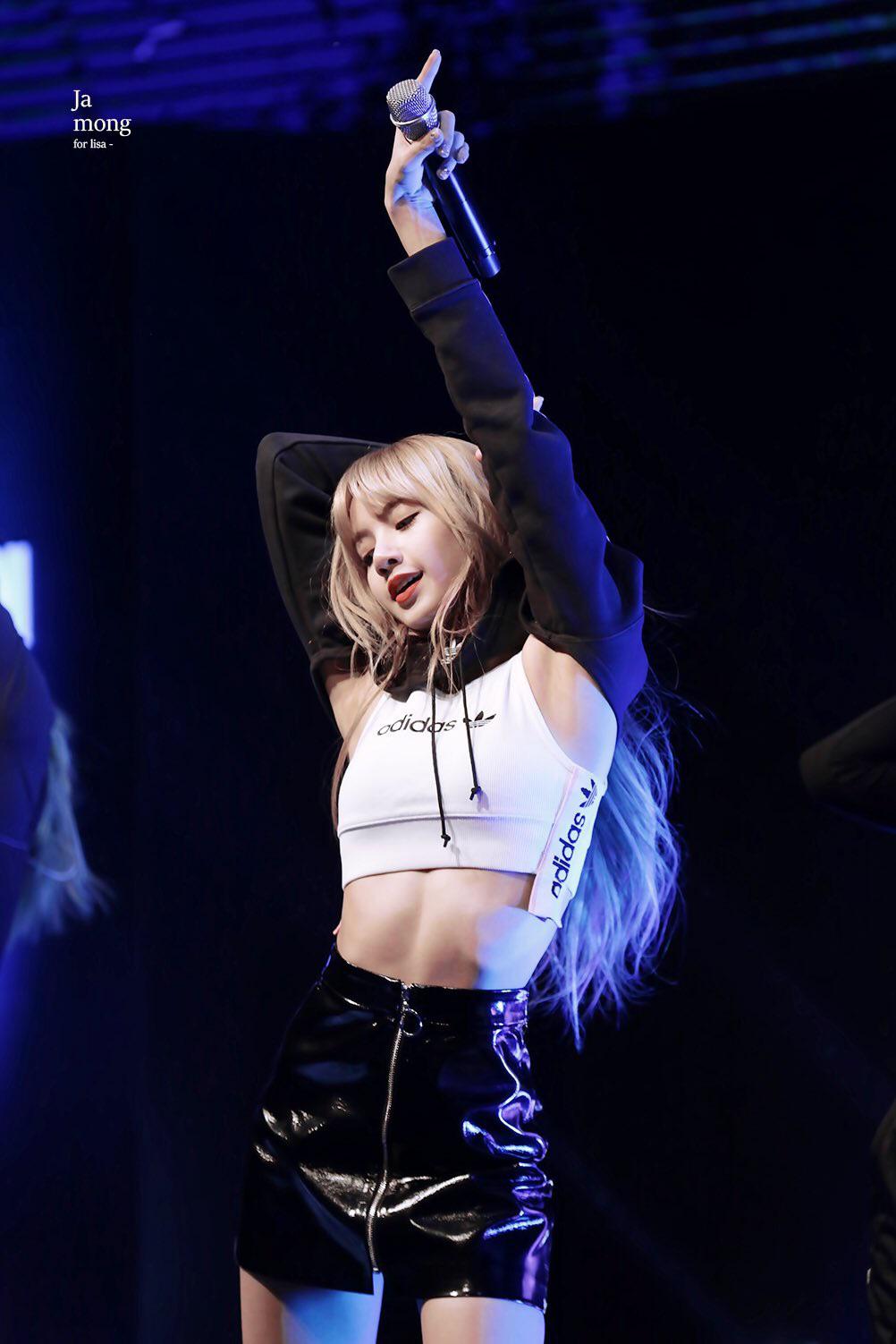 181228 Lisa | Scrolller