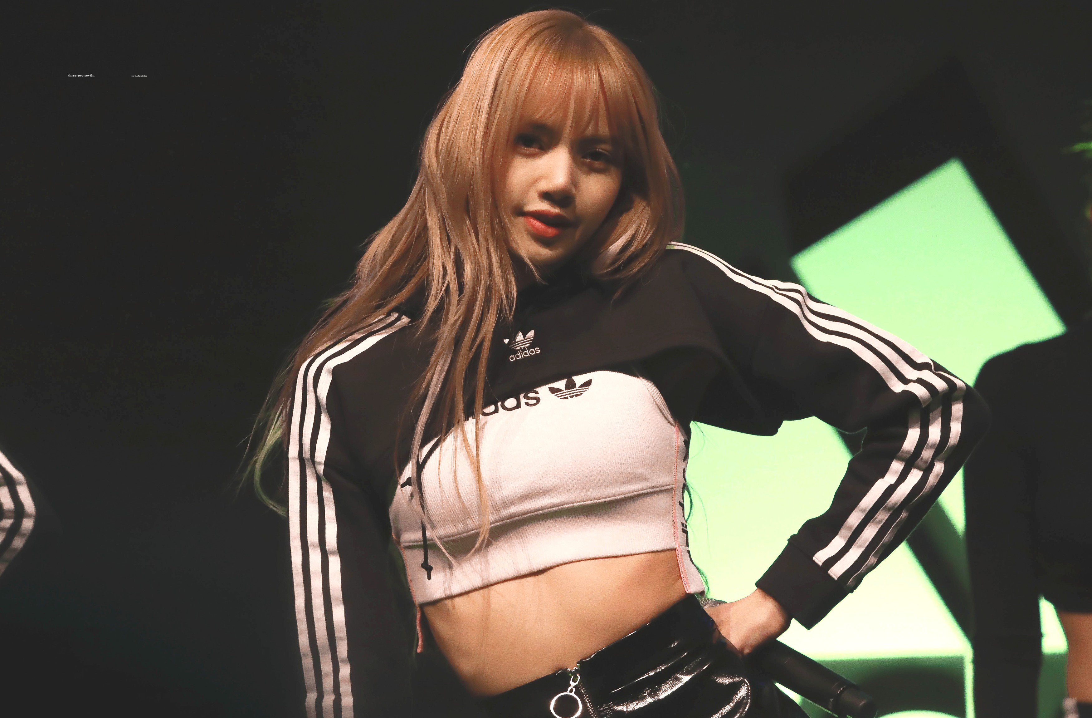 181228 Lisa | Scrolller