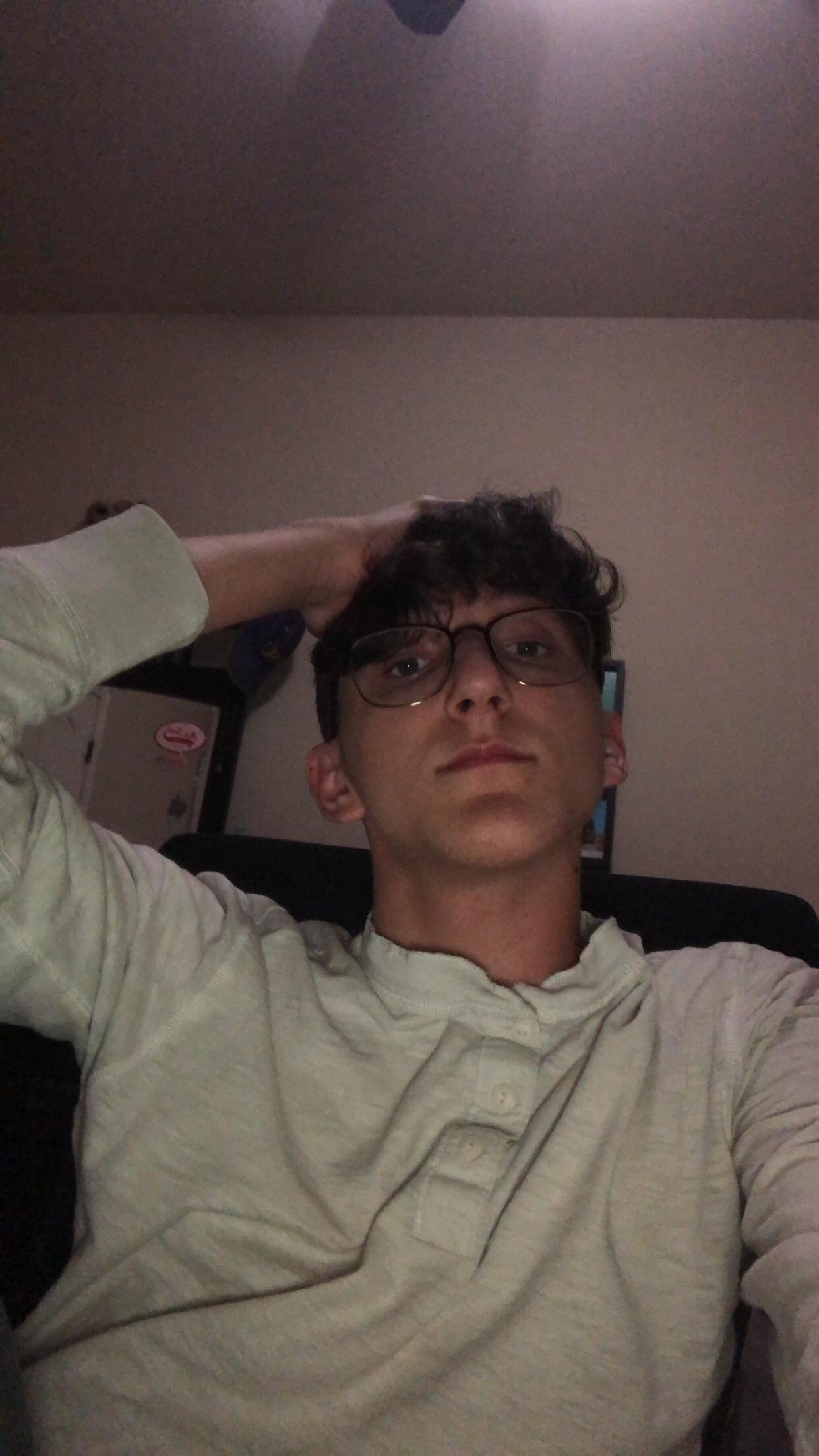 19 (USA). How is everyone?? | Scrolller