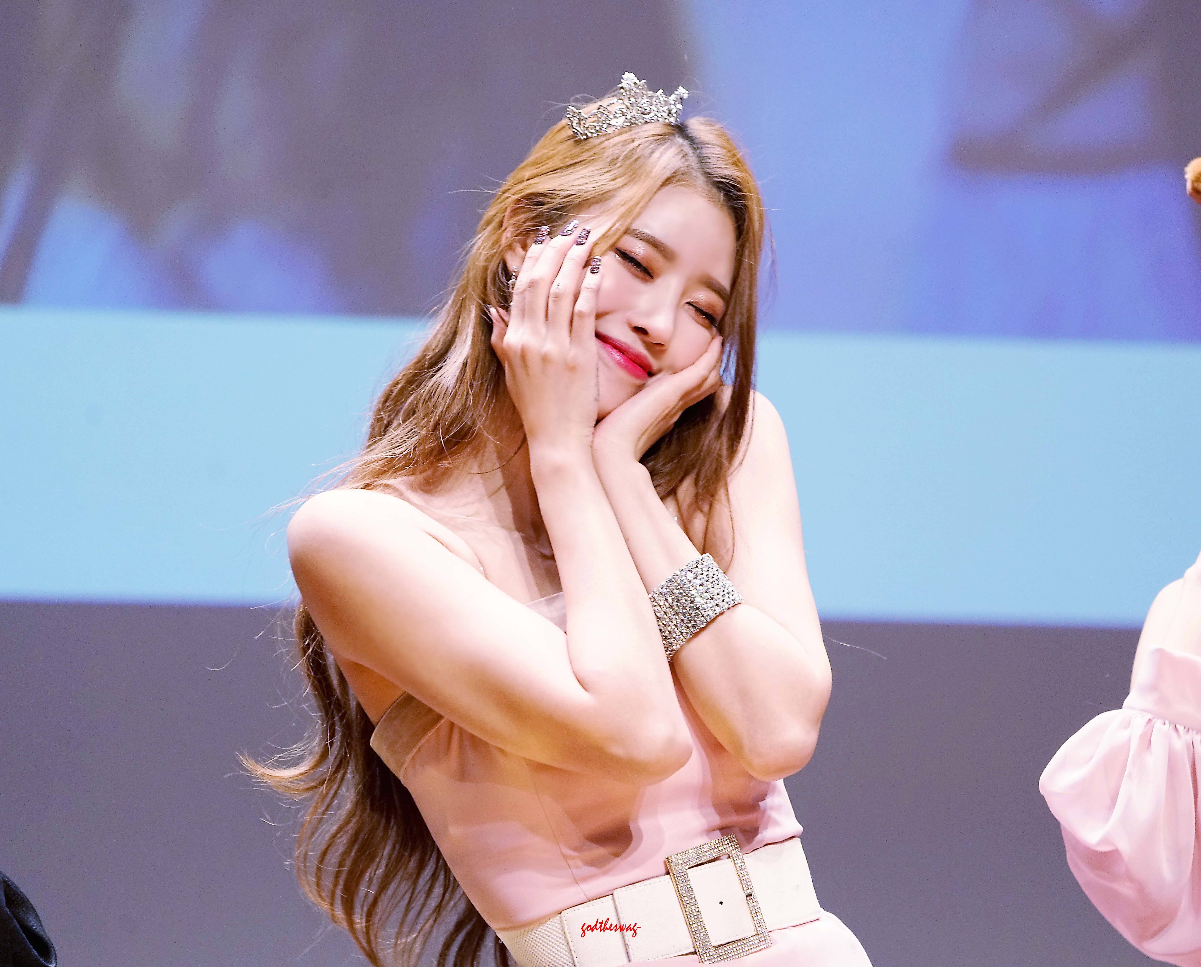 190115 Mijoo 👑 | Scrolller