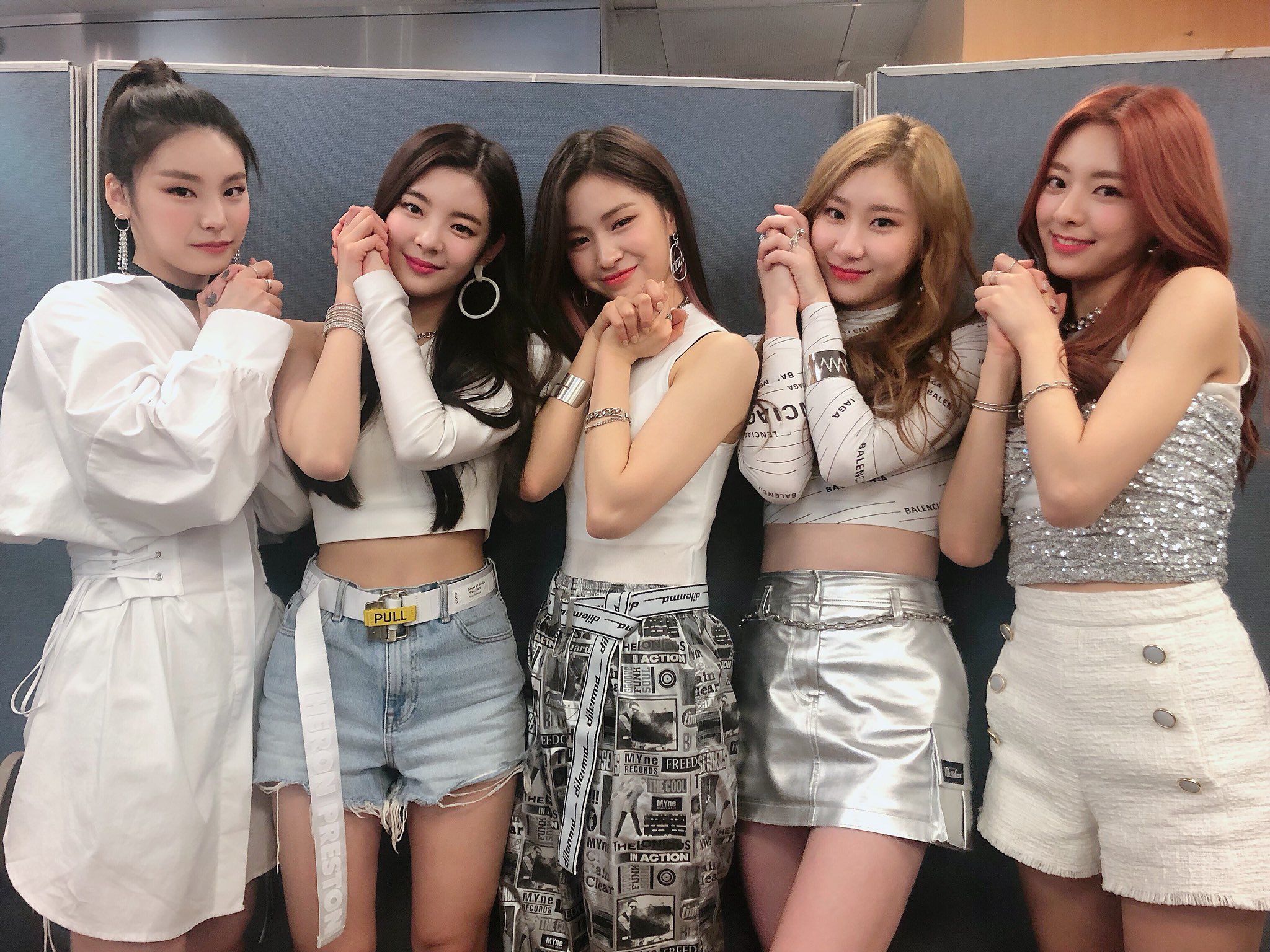 190228 ITZY Twitter Update | Scrolller