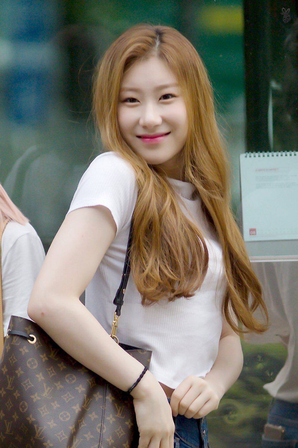 190505 Chaeryeong | Scrolller