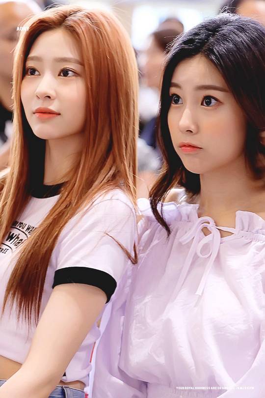 190603 Kim Minjoo And Kang Hyewon @ The Airport | Scrolller