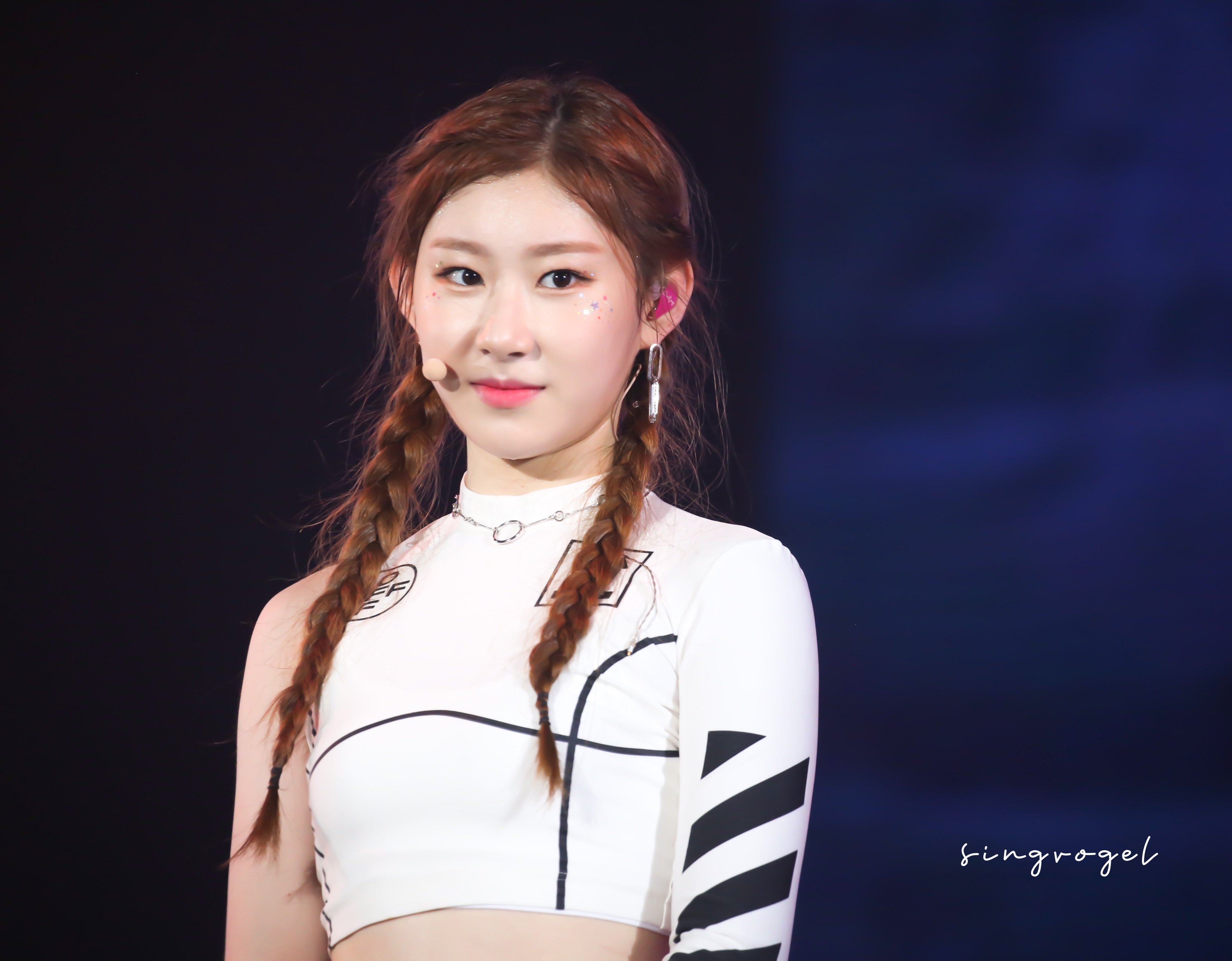 190820 Chaeryeong | Scrolller