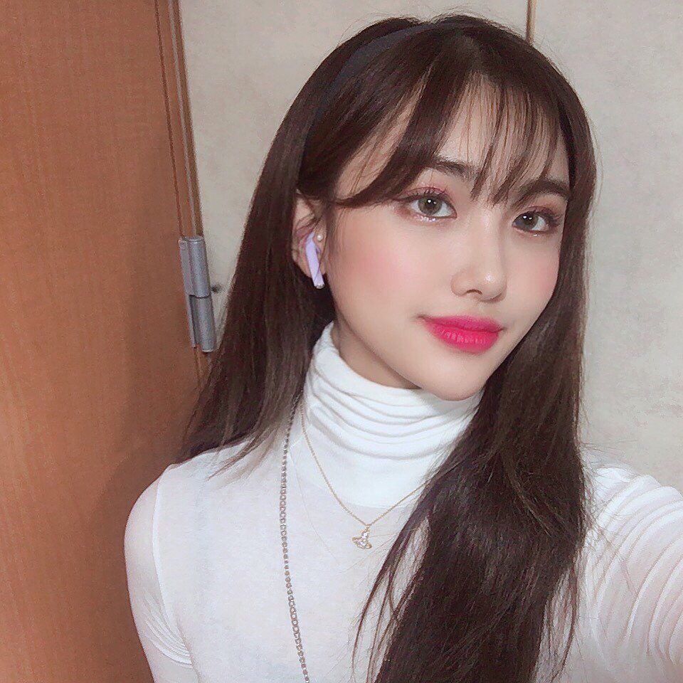 191209 Everglow Twitter Update - Turtleneck Aisha | Scrolller