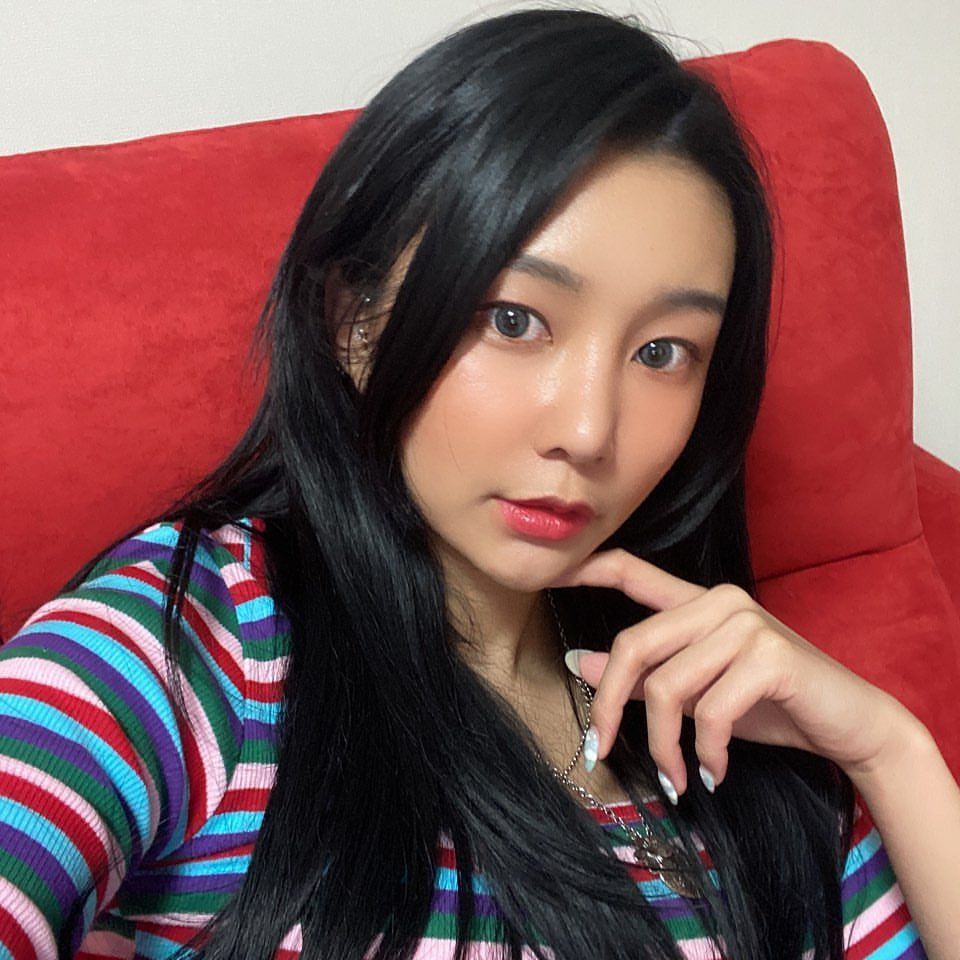200424 Momoland Official Account (Hyebin) | Scrolller