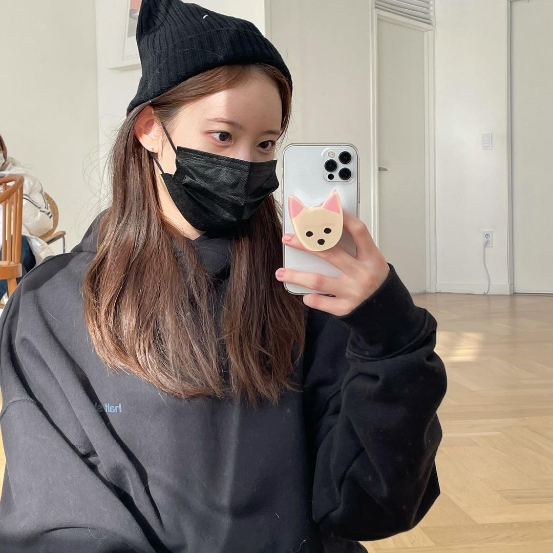 [210106] WJSN Luda Instagram Update - Luda's dark outfit | Scrolller