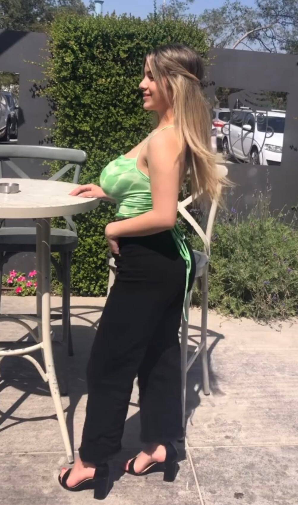 2busty2hide | Scrolller