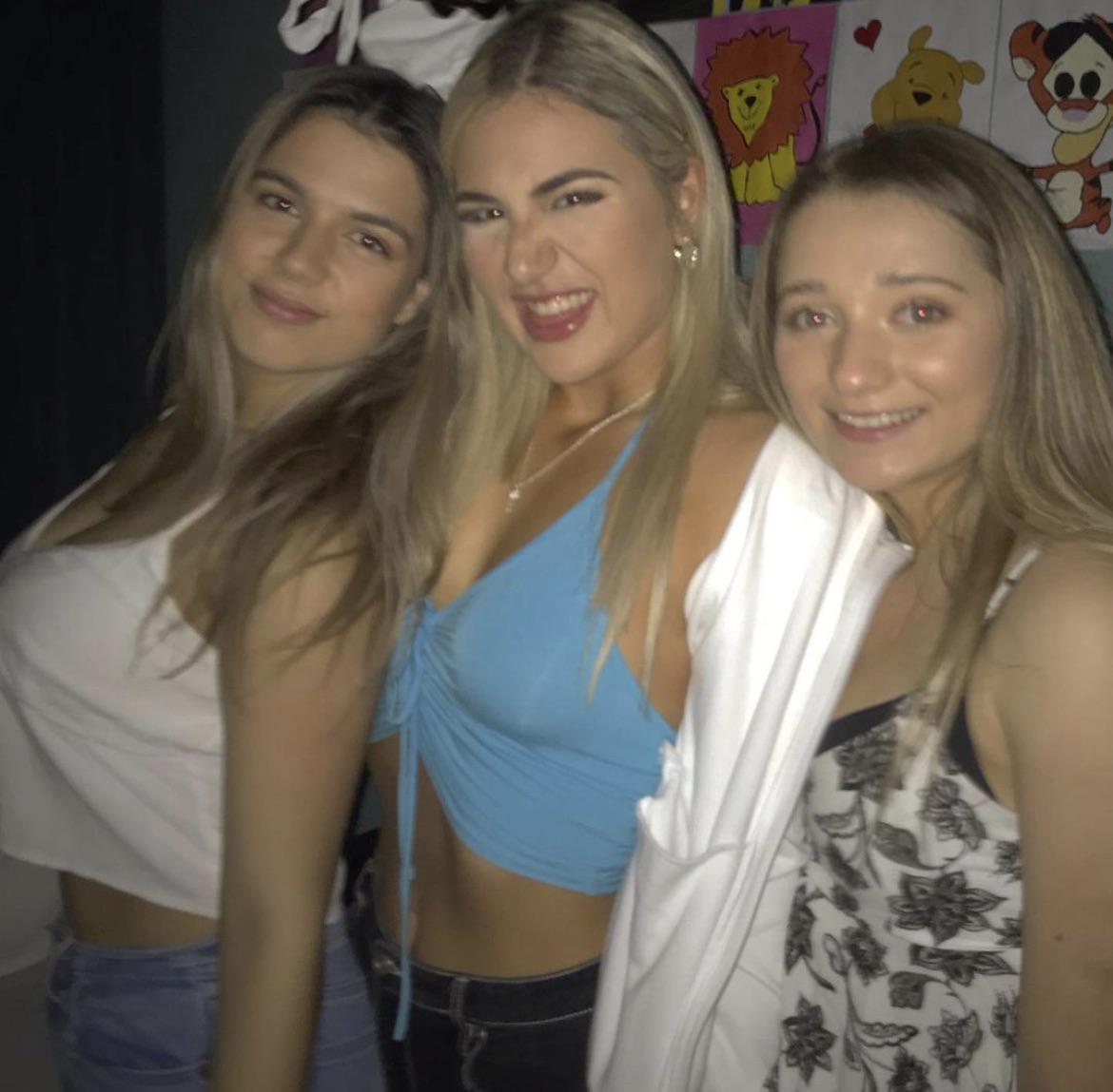 3 girls. What order? | Scrolller