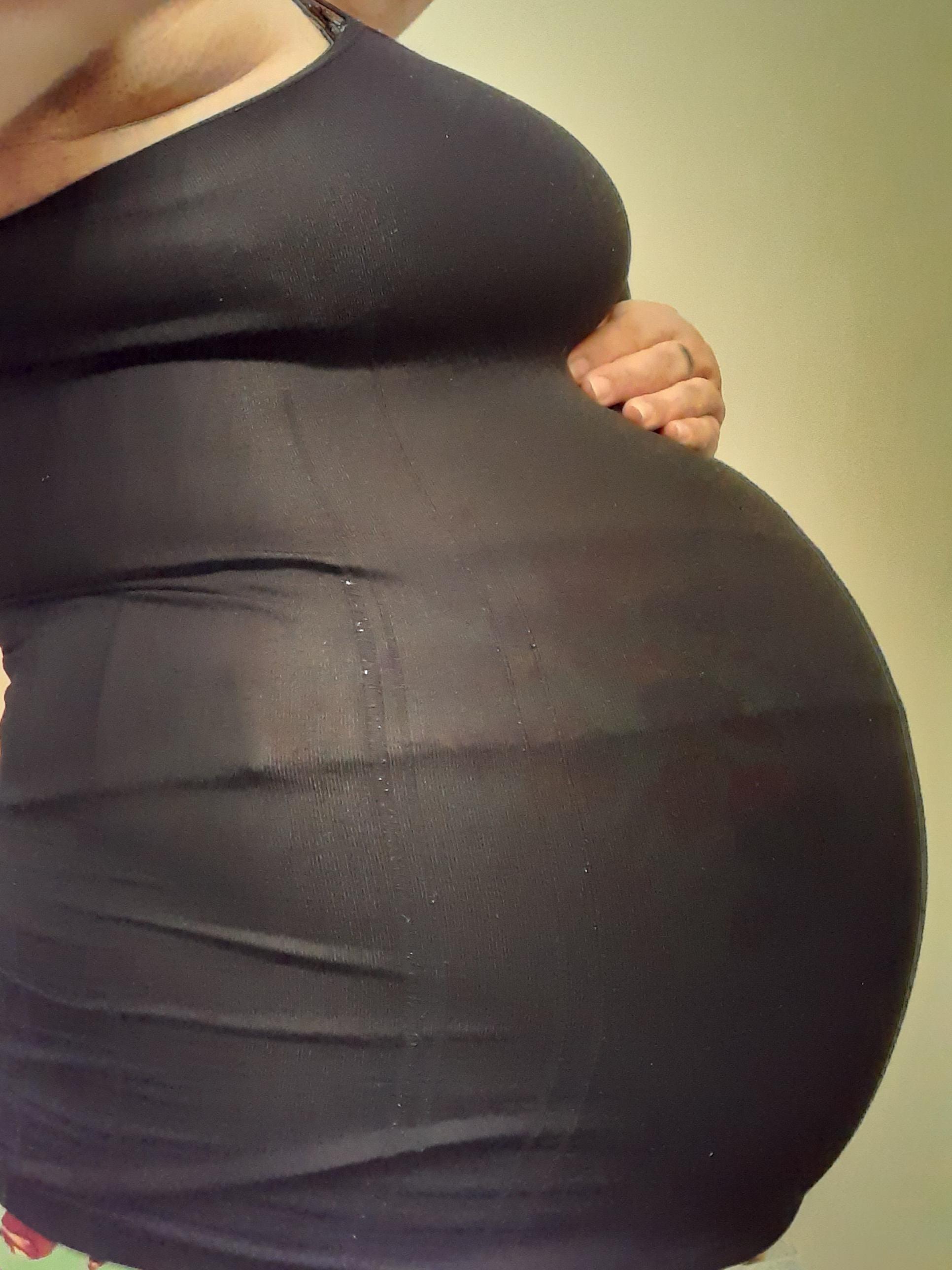 36 1/2 weeks can barely fit in the camera lol | Scrolller