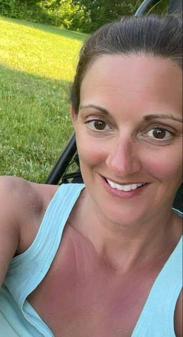 44F backyard selfie | Scrolller