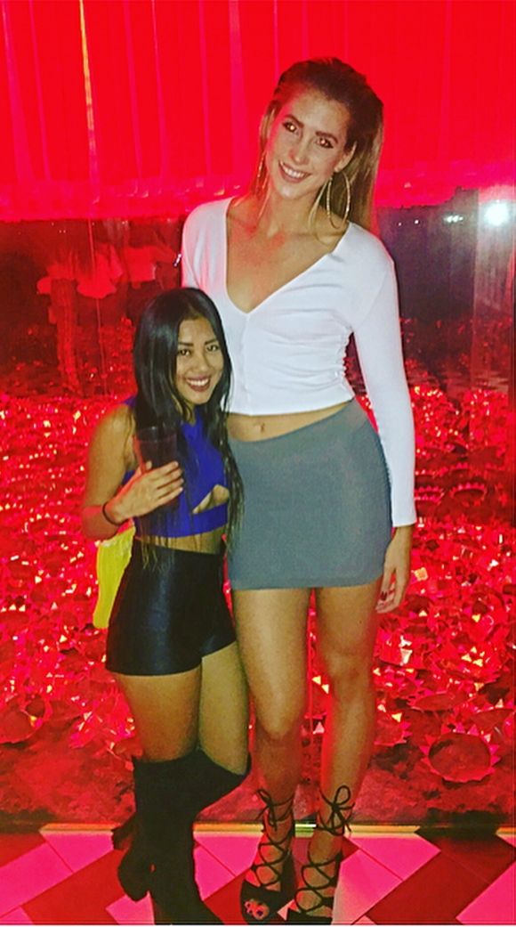 4'9 JoJo and her 6'4 roomie. Nice underboob action. | Scrolller