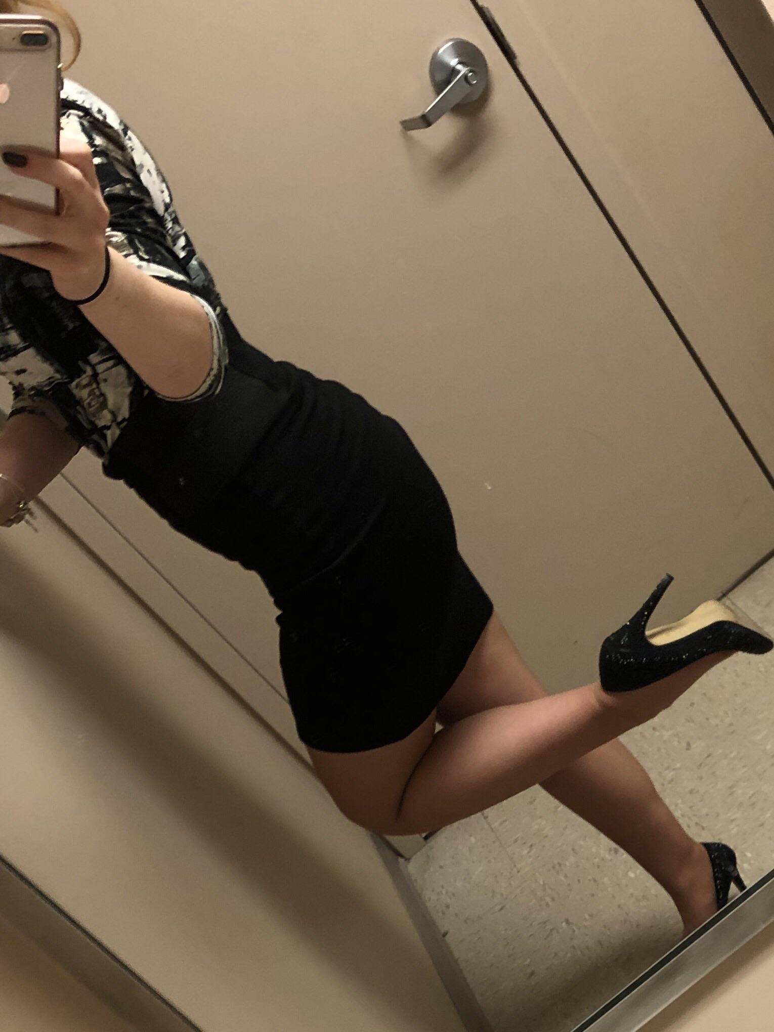 7 hours in these sparkly pumps, makes the days do (f)aster💕💕 | Scrolller