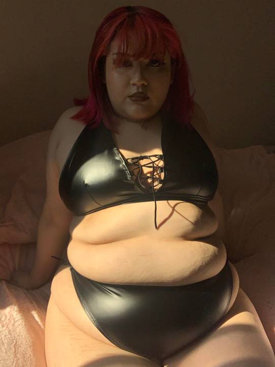 A fat Goddess waiting to be worshipped | Scrolller
