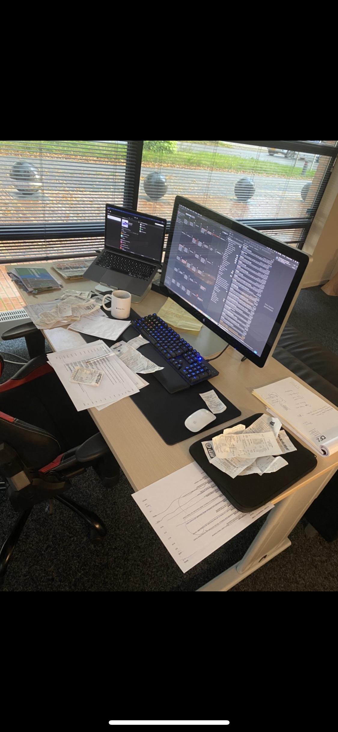 A messy mac setup | Scrolller