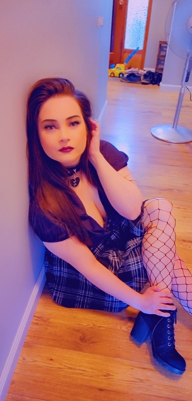 A milf with goth twist 🇨🇦 | Scrolller