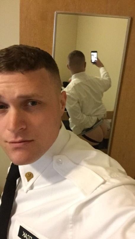 A Quick Cheeky Snap | Scrolller