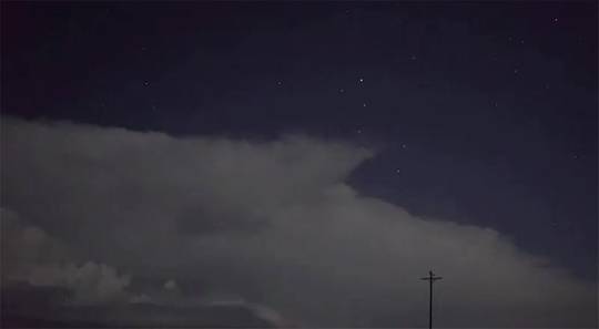 A red sprite burst in a thunderstorm | Scrolller