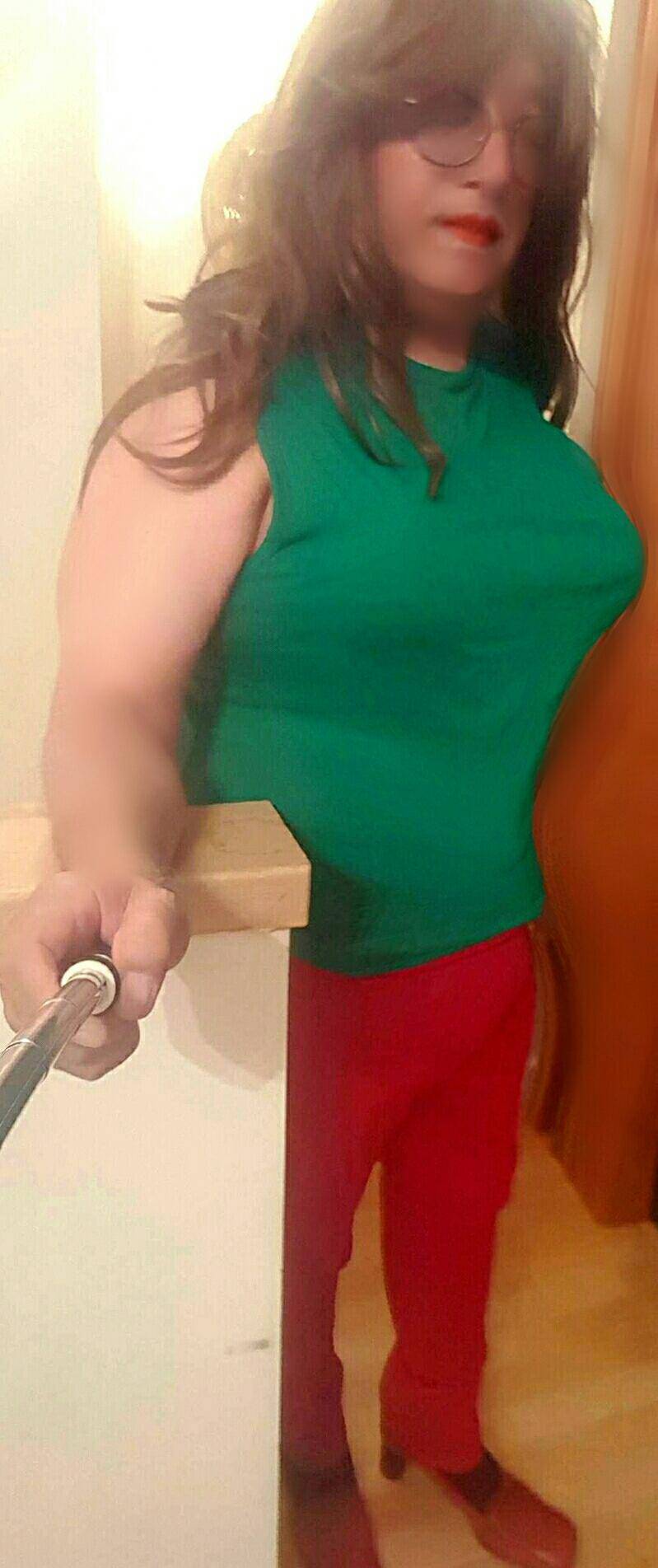 A simple pose for a change | Scrolller