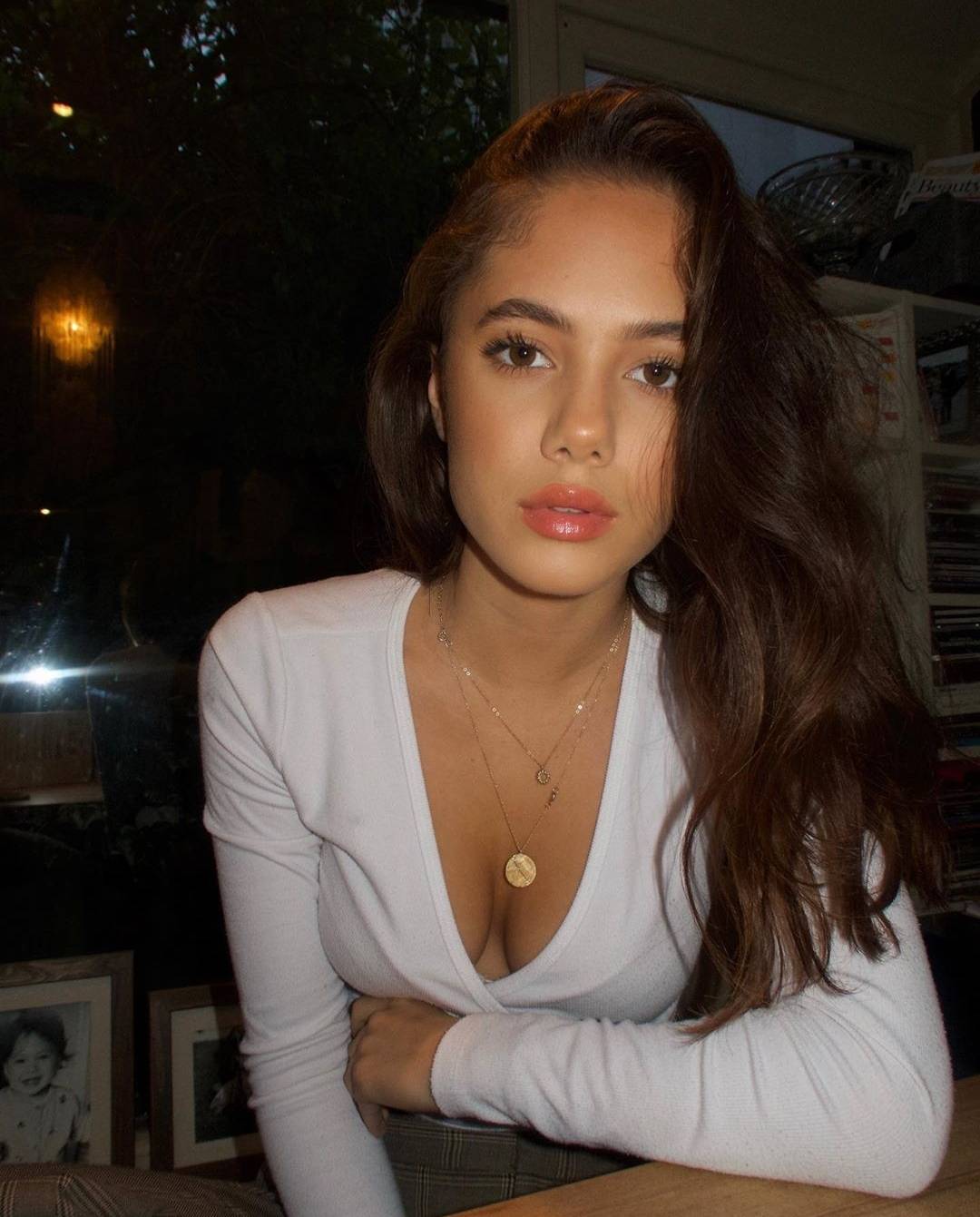 abit of cleavage 👀 | Scrolller