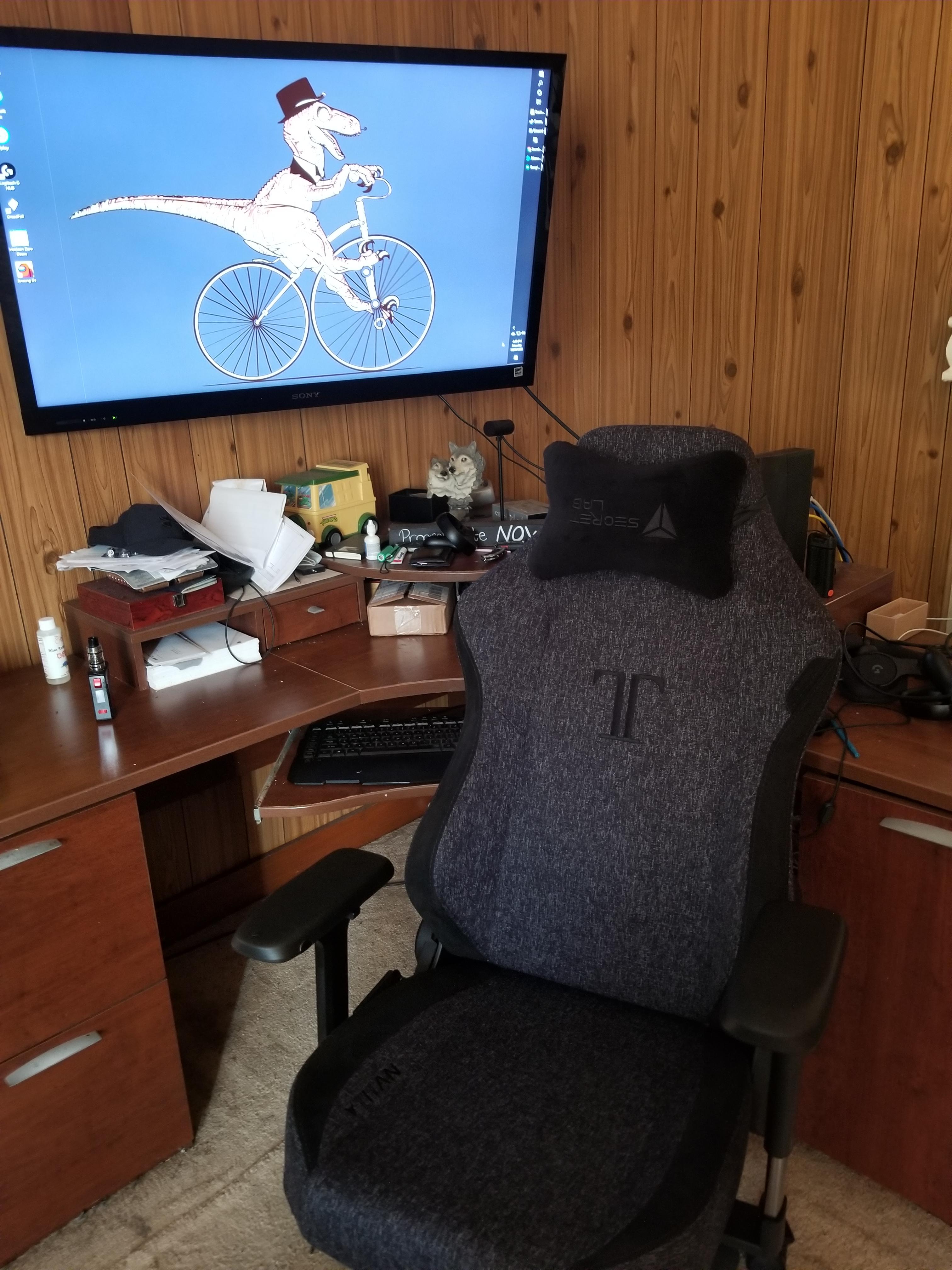 Added a new Secretlabs Titan | Scrolller