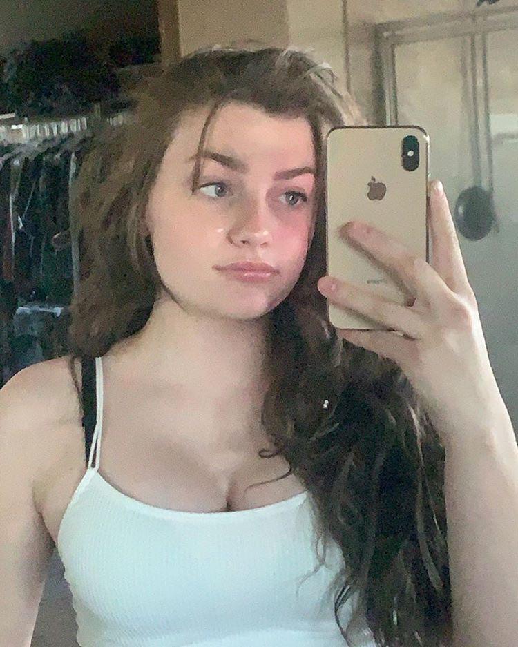 Adele Cash | Scrolller