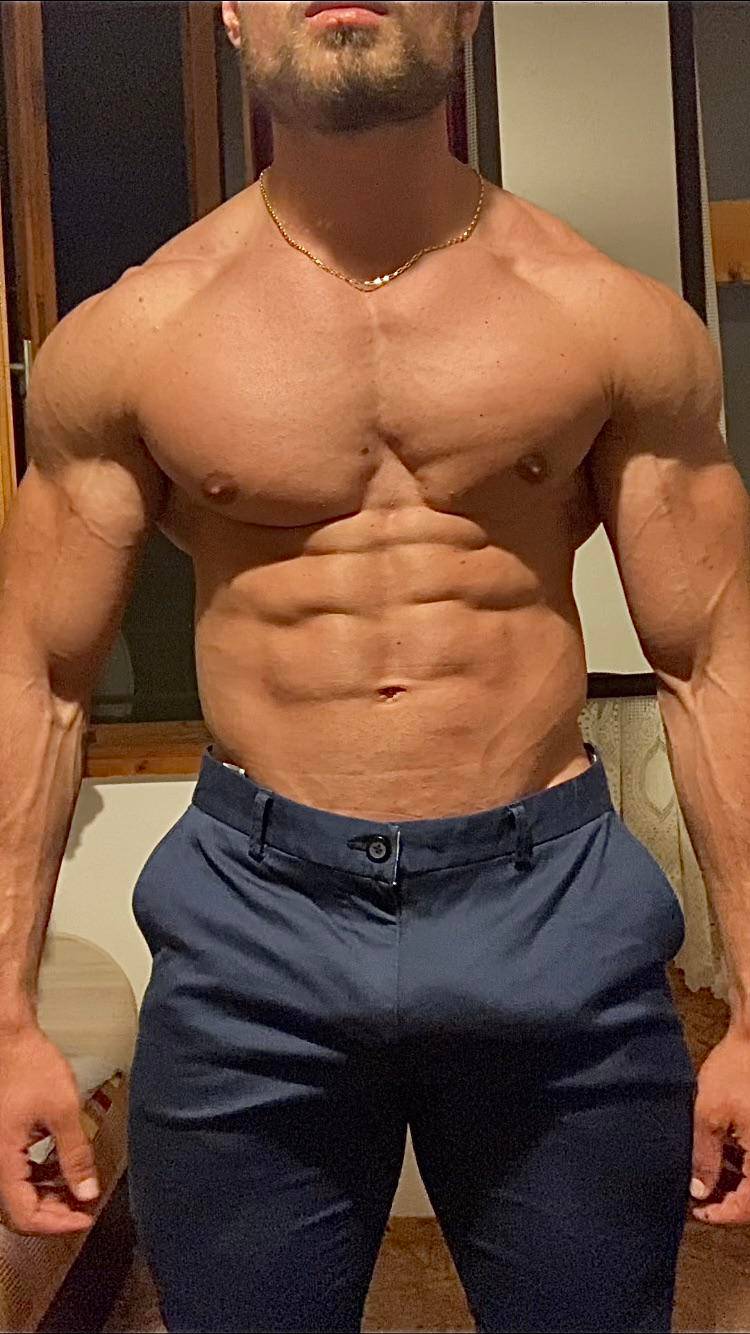 Ahh muscles and bulges | Scrolller