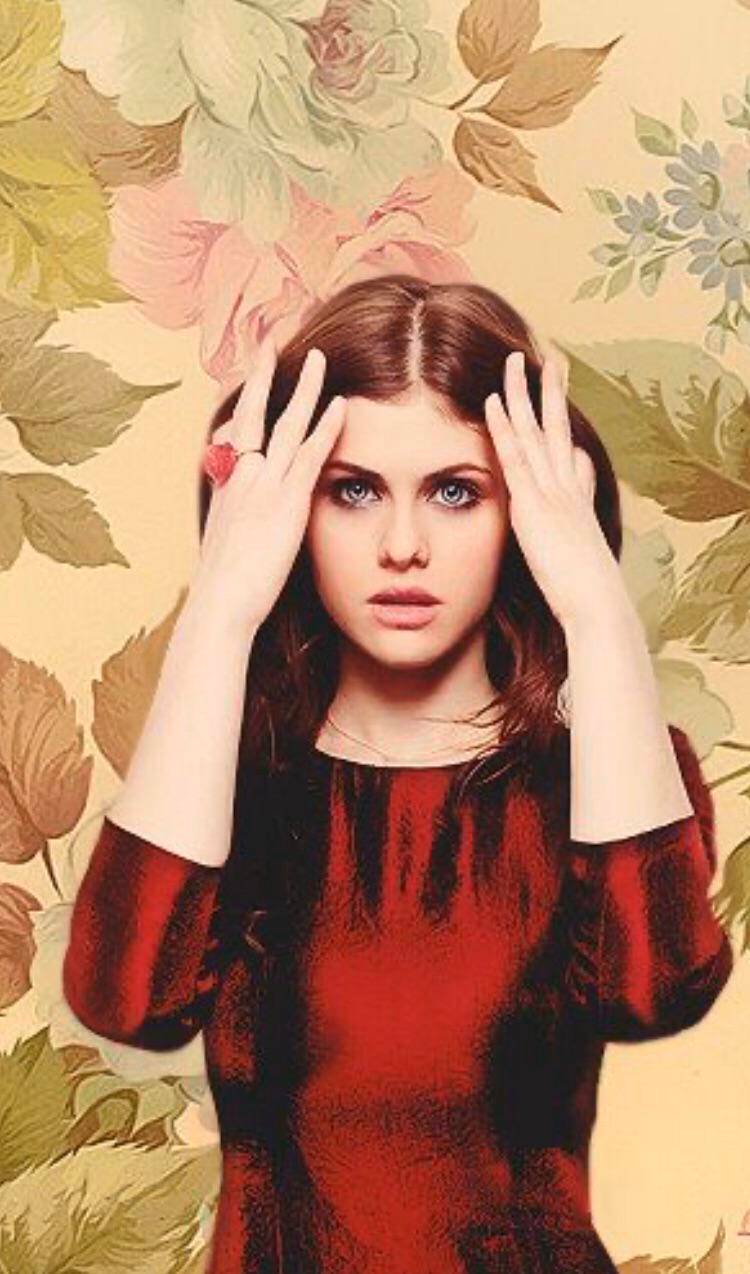 Alexandra Daddario is so pretty she gives herself a headache | Scrolller