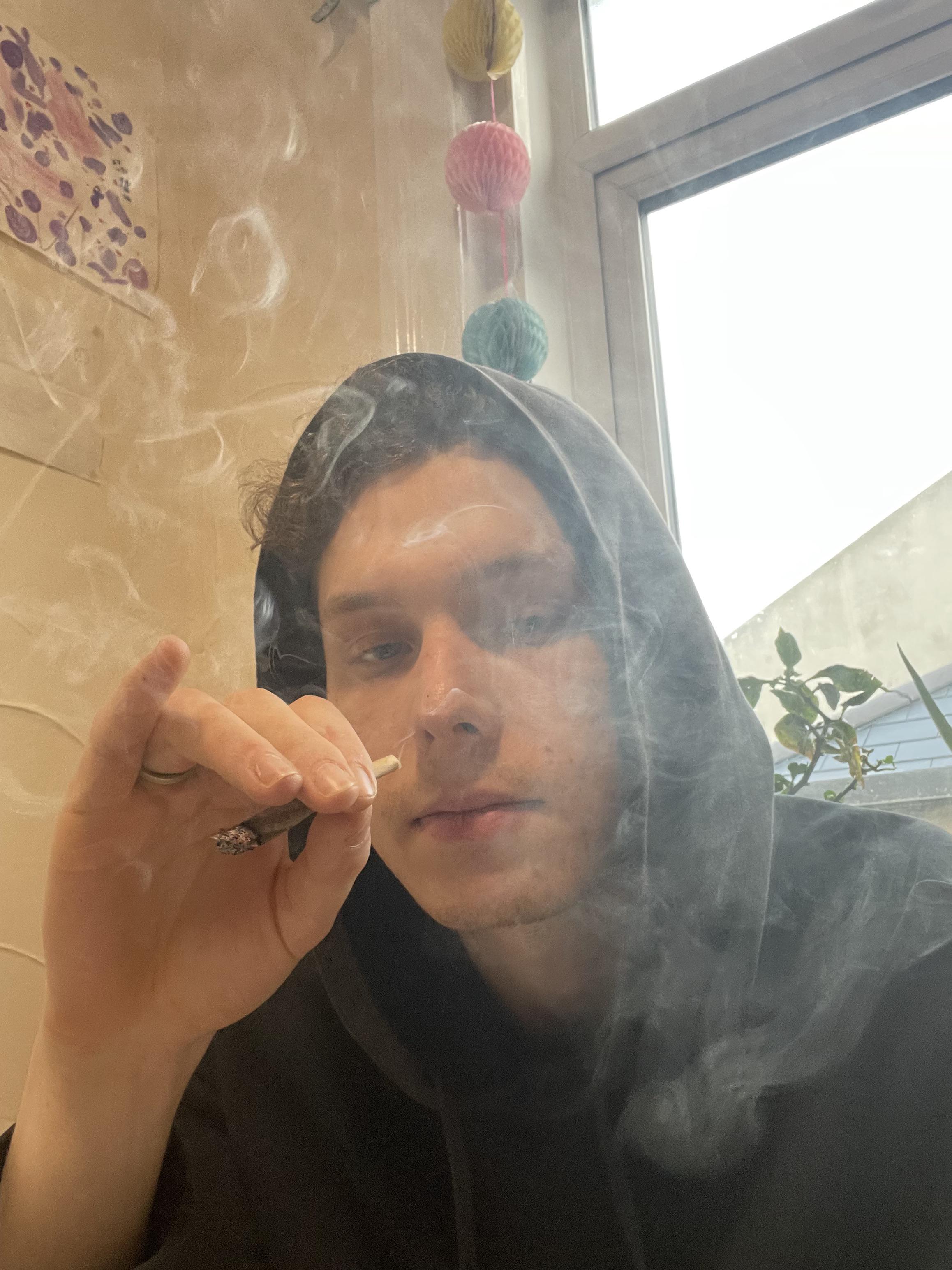 Am I a cute little stoner? 💨 | Scrolller