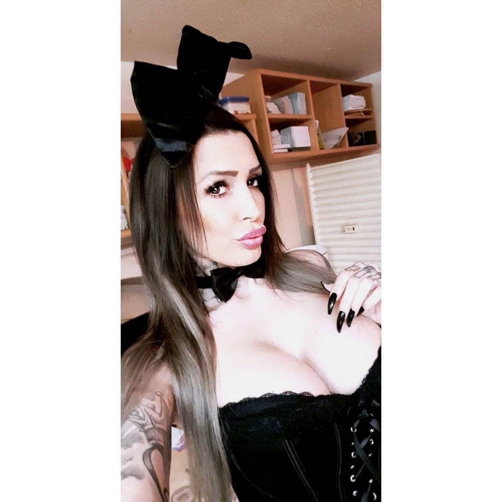 Amanda Hard | Scrolller