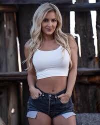 Amanda Paris | Scrolller