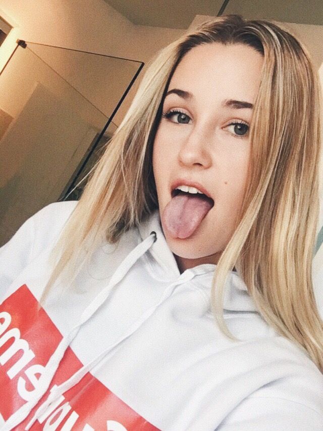 Amazing Californian senior shows off her pretty tongue | Scrolller