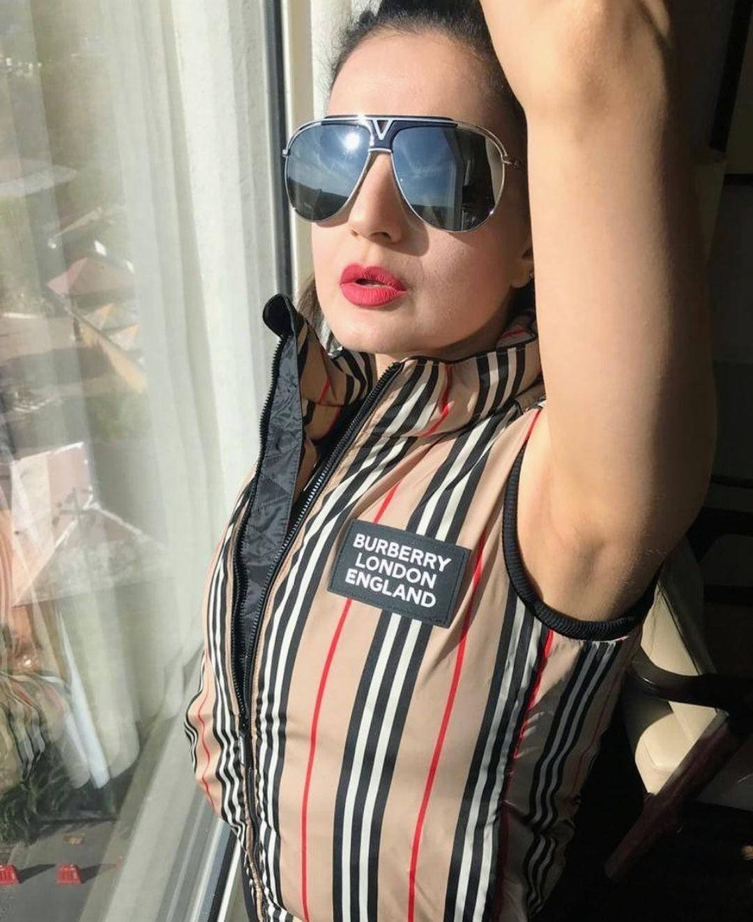 Ameesha Patel Scrolller