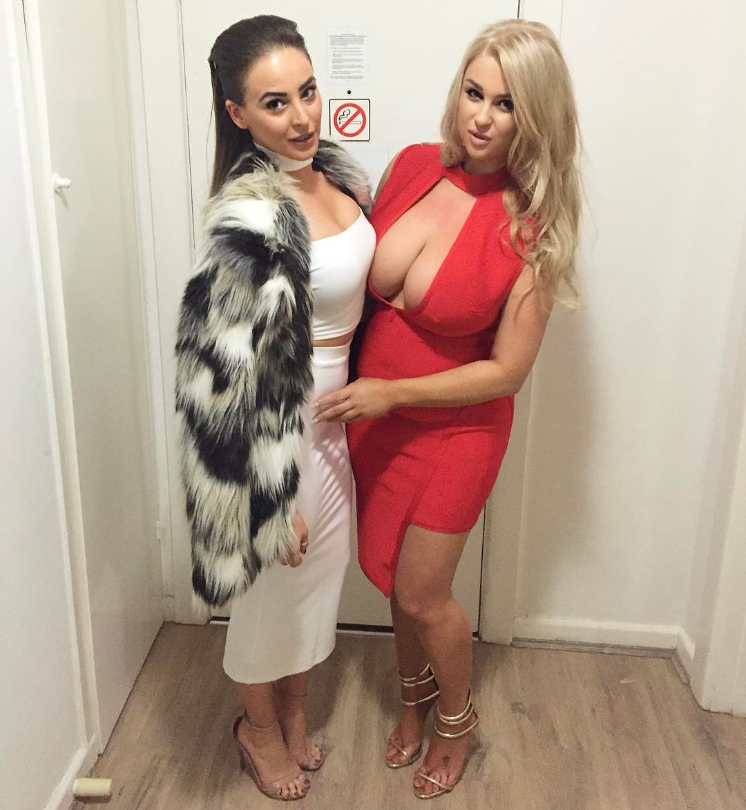 Ample cleavage | Scrolller